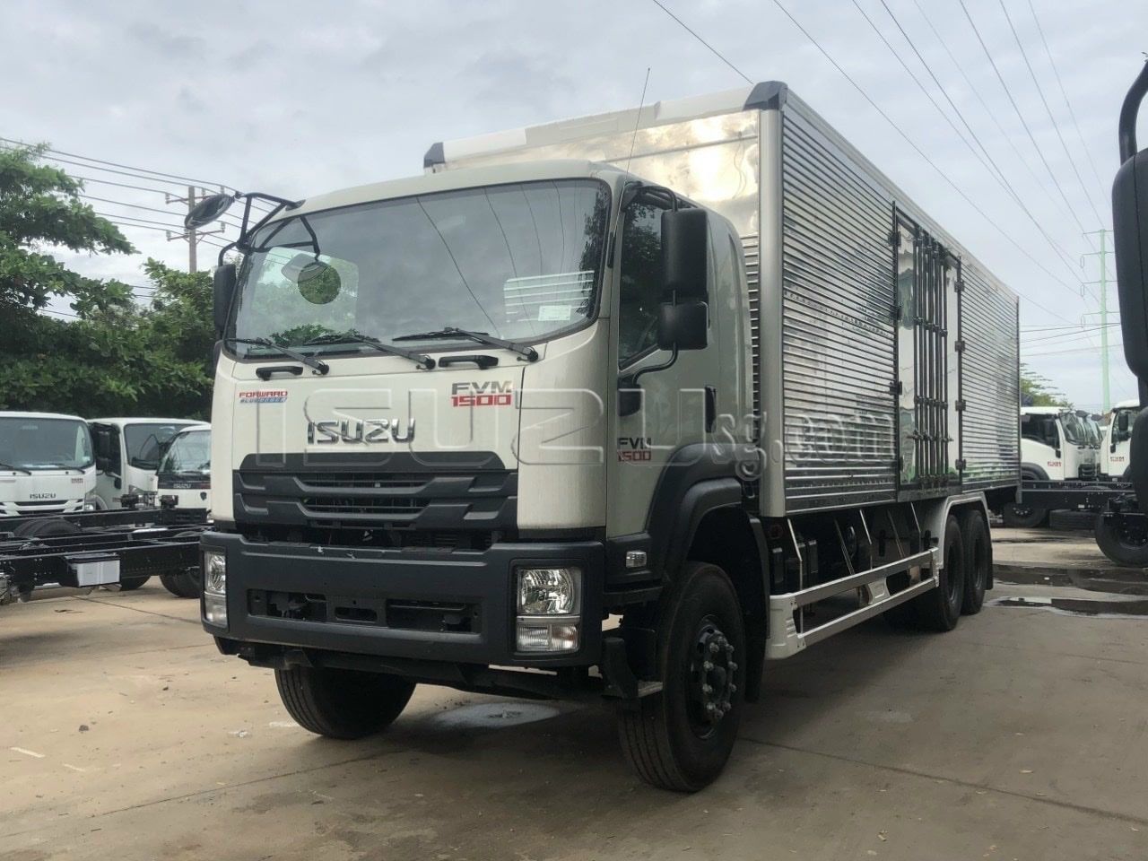Xe Tải ISUZU FVM1500 Thùng Kín Cánh Dơi | ISUZU FVM 1500 - Isuzu Sài Gòn